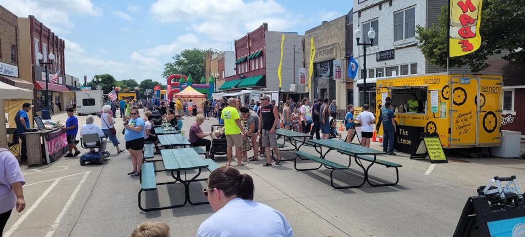 Blue Earth Minnesota Giant Days - Thrifty Minnesota